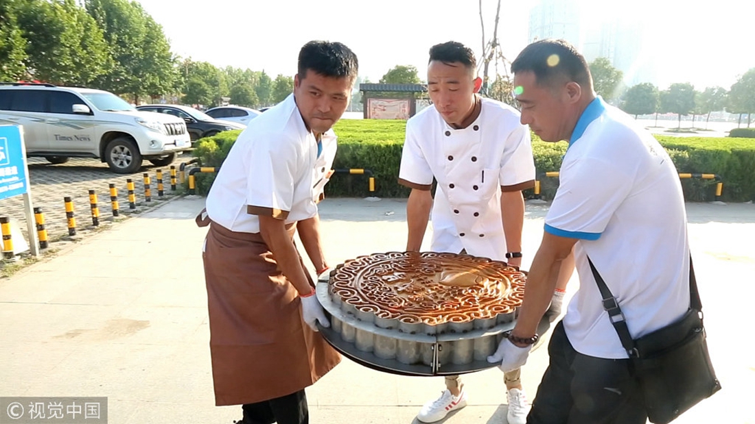Chefs from the longevity town in China make a giant mooncake to welcome ...