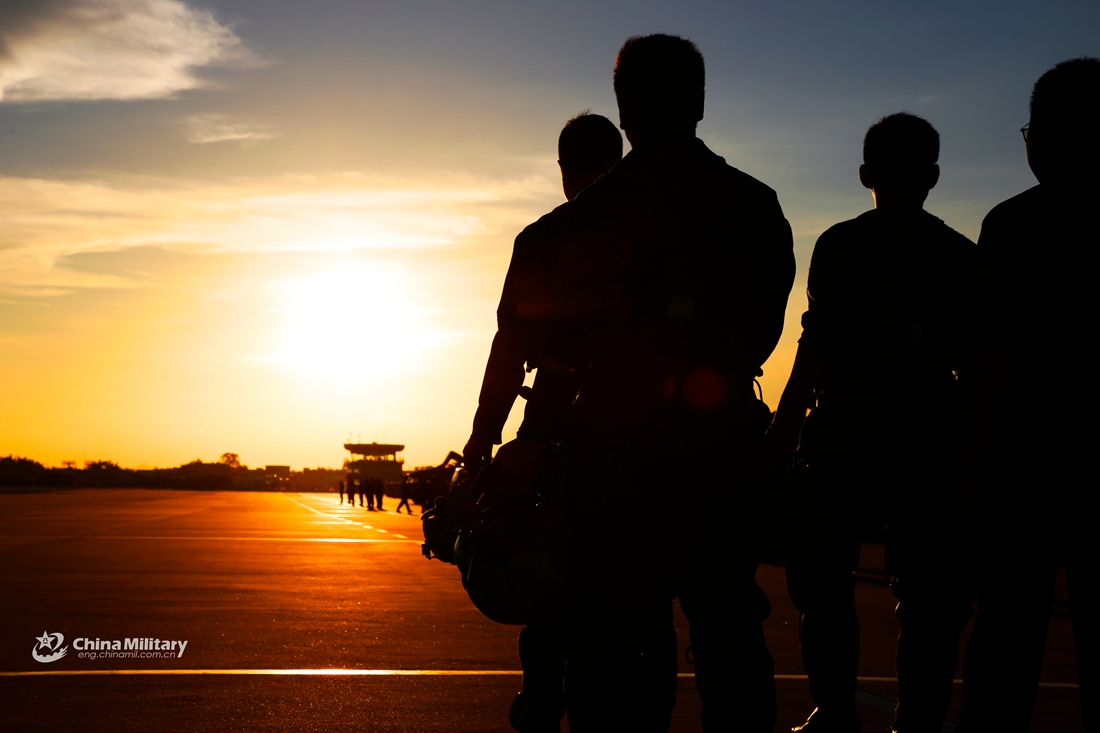 J-10 fighter jets participate in round-the-clock flight training ...