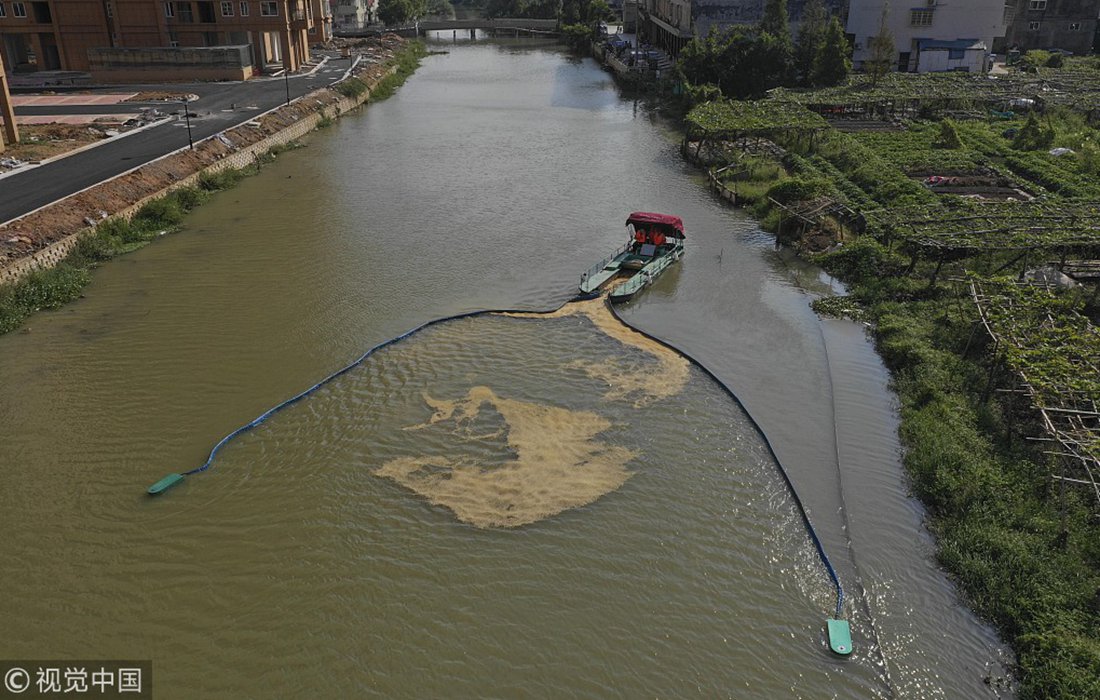 Electric boat cleans floating dirt with ‘arms’ - Global Times