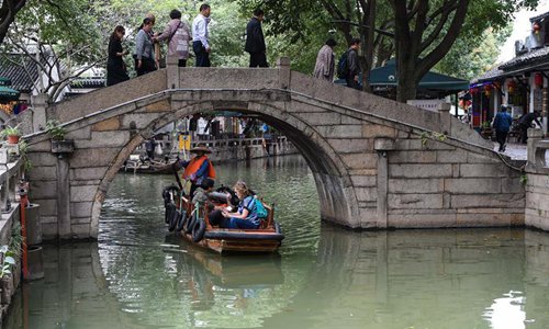 Tourists visit Tongli ancient town in Suzhou - Global Times
