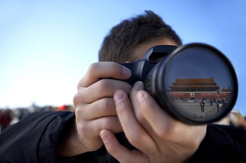 Chinese journalists discuss challenges and opportunities in the ...