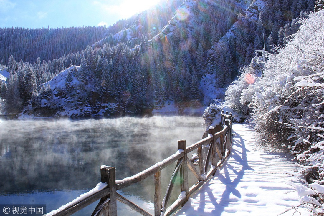 White snow blankets the Tianchi Scenic Area in China’s Xinjiang ...