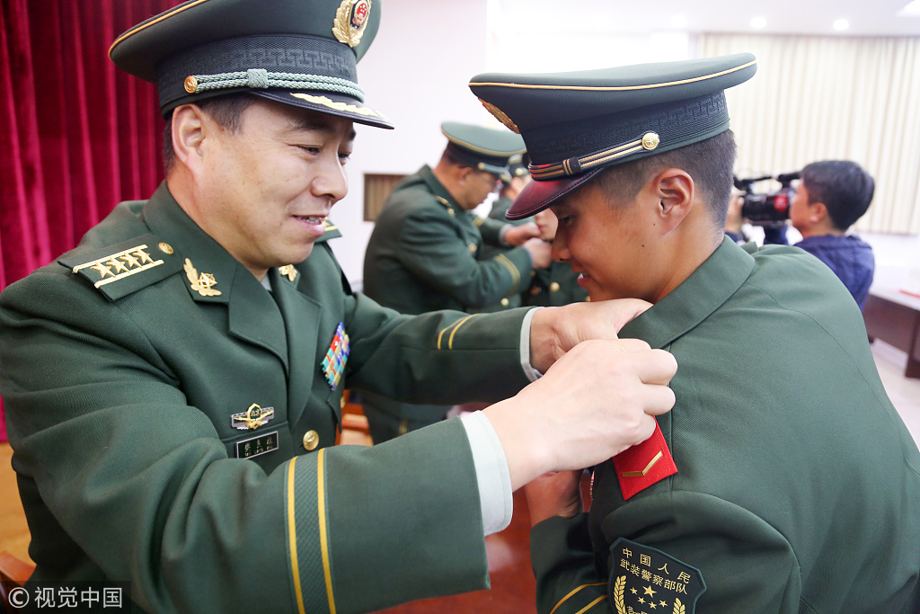 Over 500 new recruits in the armed police are awarded the rank of ...