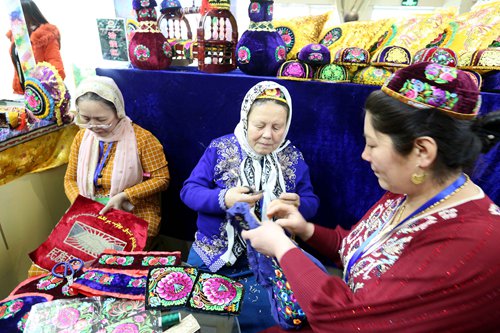 Traditional embroidery of Xinjiang promoted on livestreaming site ...