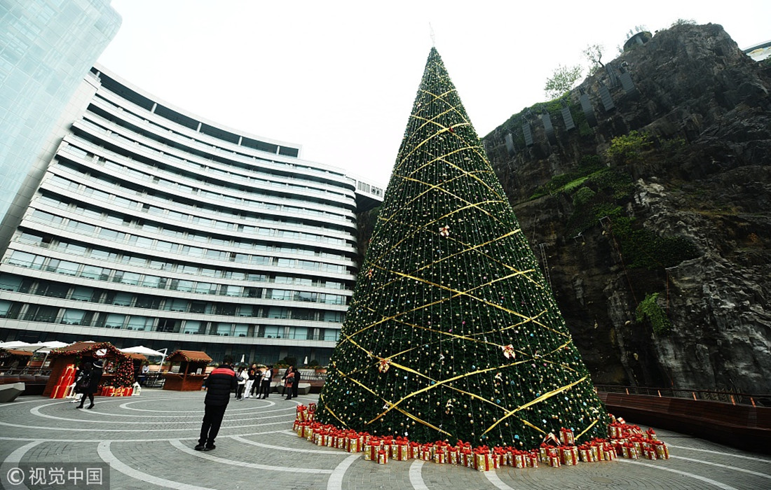 Christmas trees are erected to celebrate Christmas in China - Global Times
