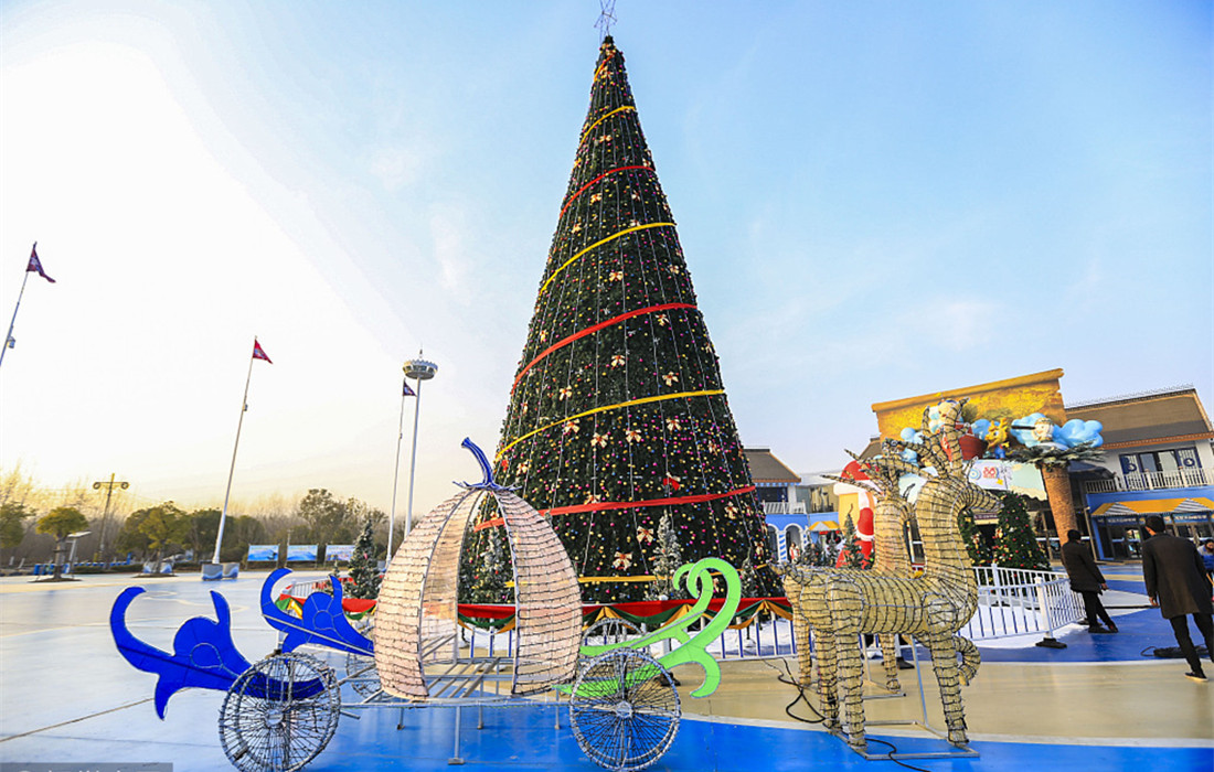 Christmas trees are erected to celebrate Christmas in China - Global Times