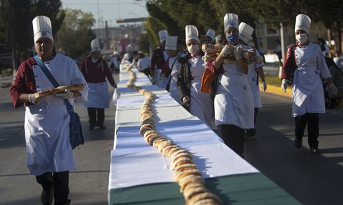 Students of gastronomy break the Guinness World Record by making the ...