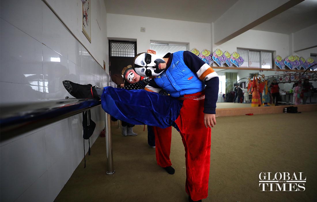 Chinese elementary school students embrace Peking Opera - Global Times