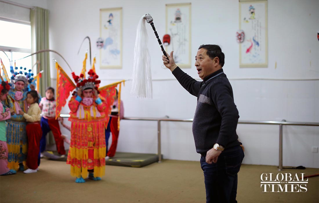 Chinese elementary school students embrace Peking Opera - Global Times