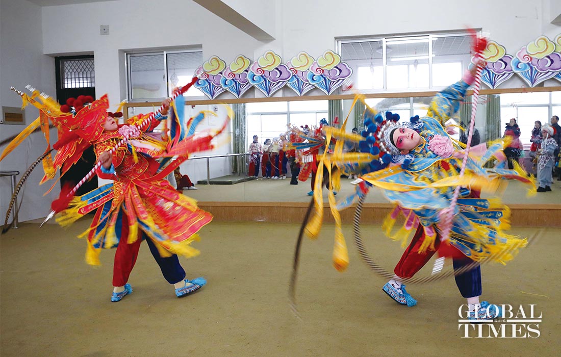 Chinese elementary school students embrace Peking Opera - Global Times