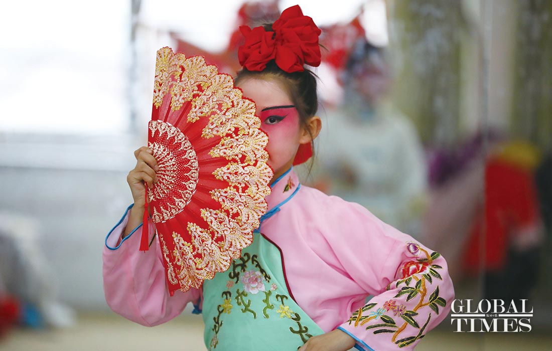Chinese elementary school students embrace Peking Opera - Global Times