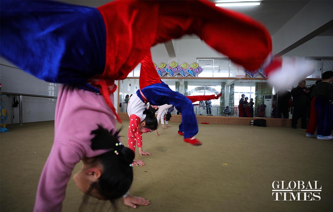 Chinese elementary school students embrace Peking Opera - Global Times