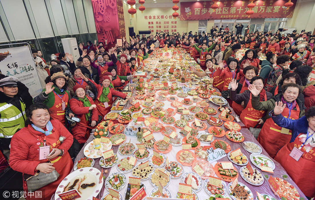 Thousands of people dine together in Central China - Global Times