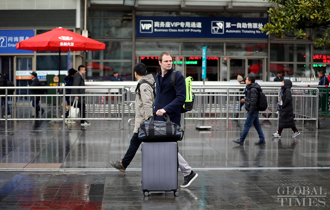 Foreigners join Spring Festival travel rush - Global Times