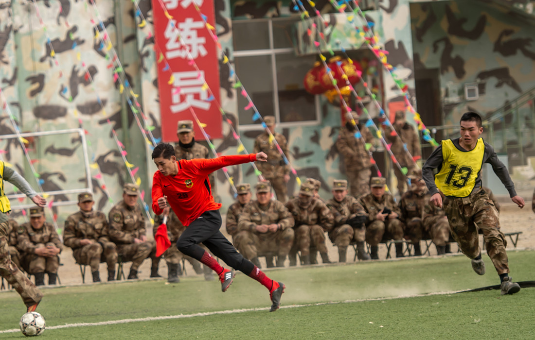 A football game between PLA soldiers on the “roof of the world ...