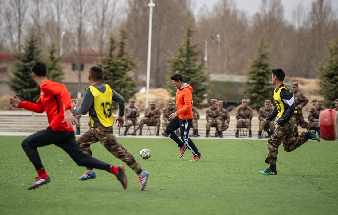 A football game between PLA soldiers on the “roof of the world ...