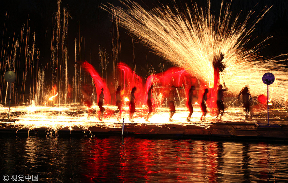 Molten iron fireworks greet upcoming Lantern Festival across China ...