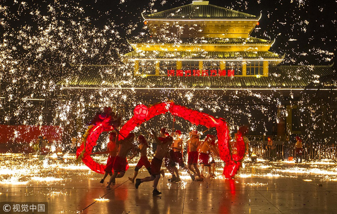 Molten iron fireworks greet upcoming Lantern Festival across China ...