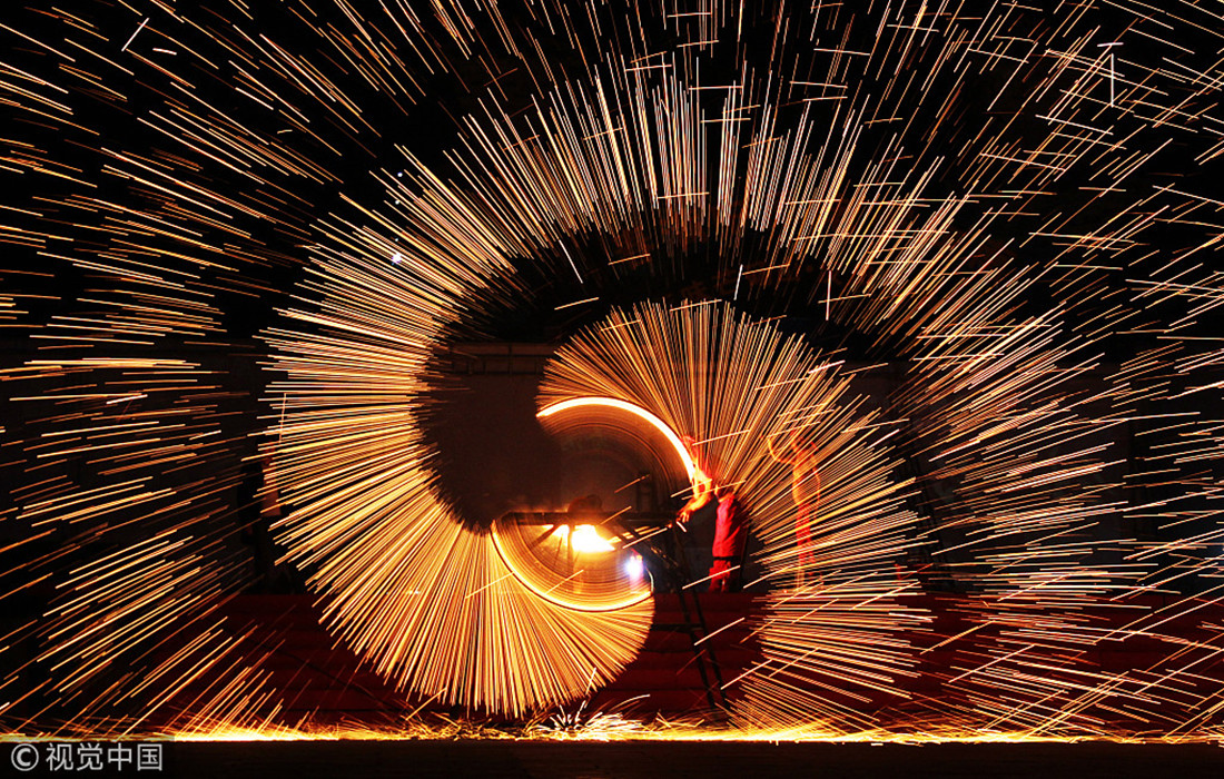 Molten iron fireworks greet upcoming Lantern Festival across China ...