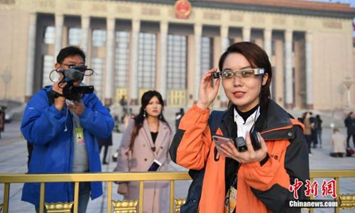 Reporters wear VR glasses to cover Two Sessions - Global Times