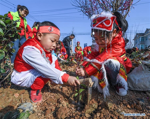 Children of different ethnic groups greet Arbor Day in E China's ...