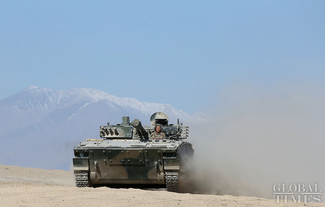Armored brigade in China’s Xinjiang Military Area conduct grade ...