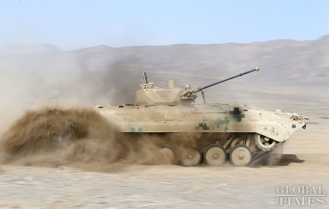 Armored brigade in China’s Xinjiang Military Area conduct grade ...