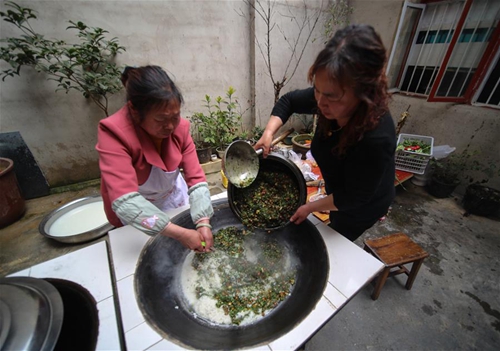 Villagers cook traditional food "Shefan" at Tianping Village in China's ...