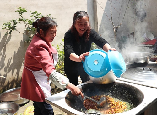Villagers cook traditional food "Shefan" at Tianping Village in China's ...