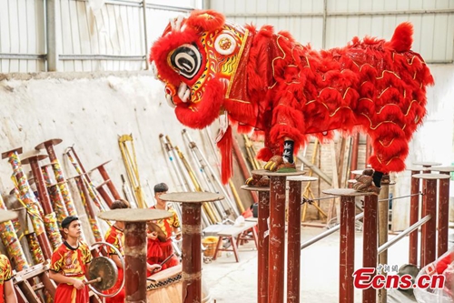 Lion dance performers blend acrobatic stunts - Global Times