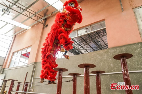 Lion dance performers blend acrobatic stunts - Global Times