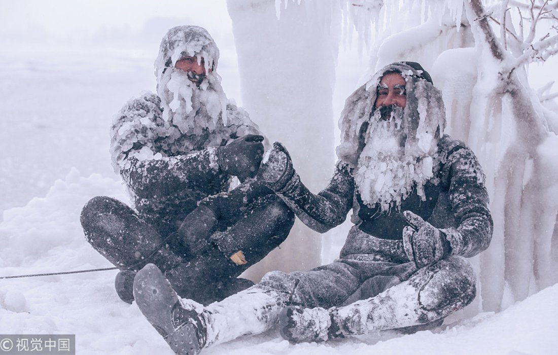 American surfers transform their bodies into ice sculptures. - Global Times