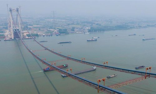 Erection of China's first road-rail suspension bridge's main cable ...