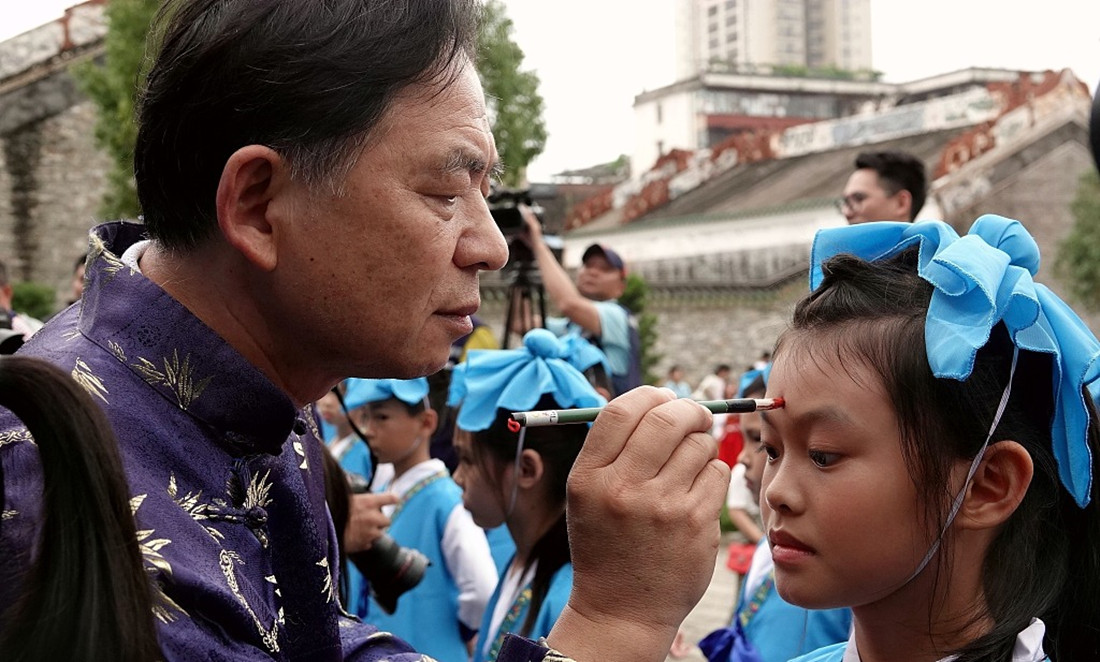 Unique charm of Han tradition at display as Children attend first ...