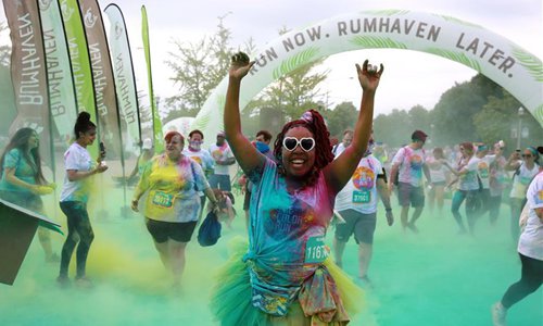 People participate in color run event in Chicago, US - Global Times