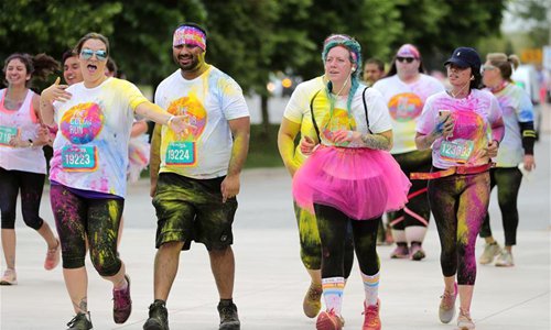 People participate in color run event in Chicago, US - Global Times