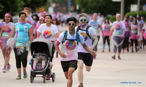 People participate in color run event in Chicago, US - Global Times
