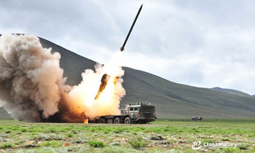 Artillerymen prepare towed howitzer system - Global Times