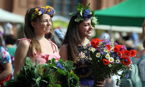 People visit Midsummer festival Ligo market in Riga, Latvia - Global Times