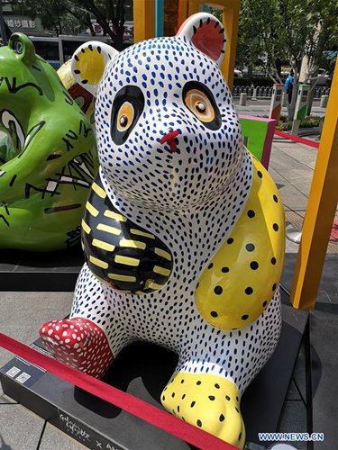 Stylish panda seen near Xidan in Beijing - Global Times