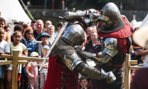 Medieval festival brings tourists back to Middle Ages in Belgium ...