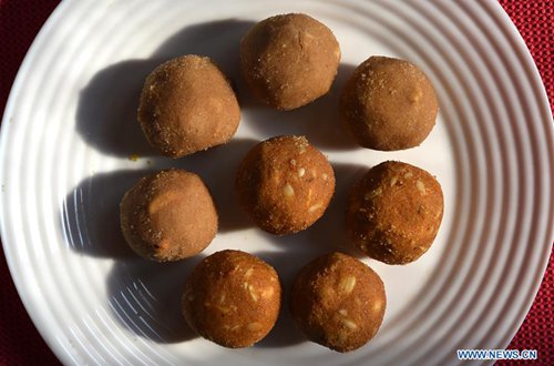 Vendor sells ladoos at traditional dessert shop in New Delhi - Global Times