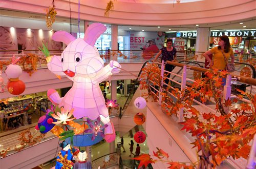 Mall decorated with lanterns to celebrate Mid-Autumn Festival in ...