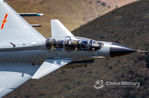 J-10 fighter jet flies through the valley - Global Times