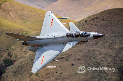 J-10 fighter jet flies through the valley - Global Times