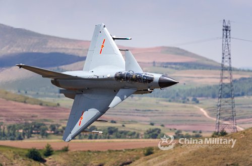 J-10 fighter jet flies through the valley - Global Times