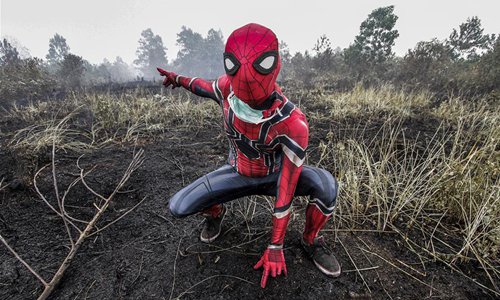Man wearing Spiderman's costume helps firefighters extinguish peatland ...