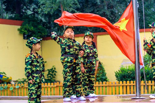 Children salute the flag - Global Times