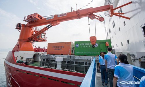 People visit China's first domestically built polar icebreaker "Xuelong ...