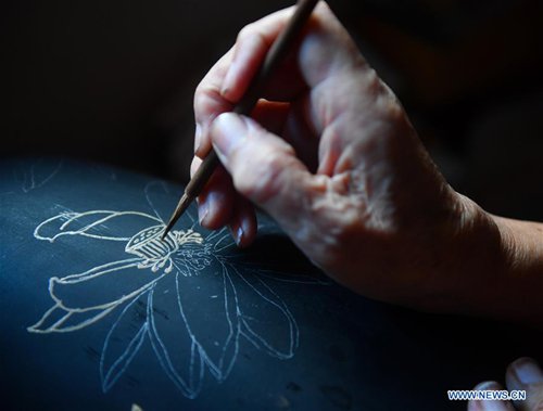 Pic story of 76-year-old inheritor of bodiless lacquerware in China's ...